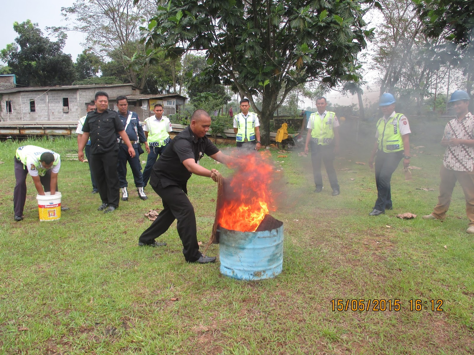 Latihan Cara Memadamkan Api Oleh Tim Divisi Pemadam Kebakaran K3 ...