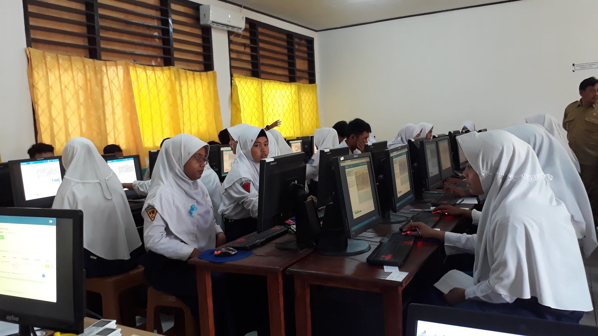 SMP NEGERI 1 ANJATAN : Lab Komputer
