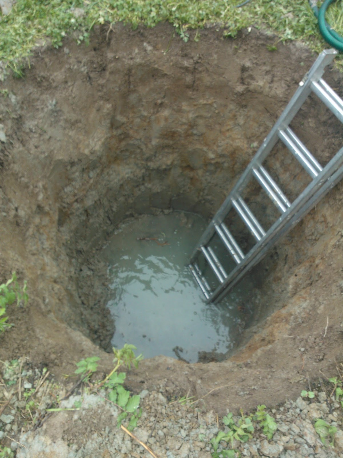 Lev mer på mindre: Handgräva en brunn