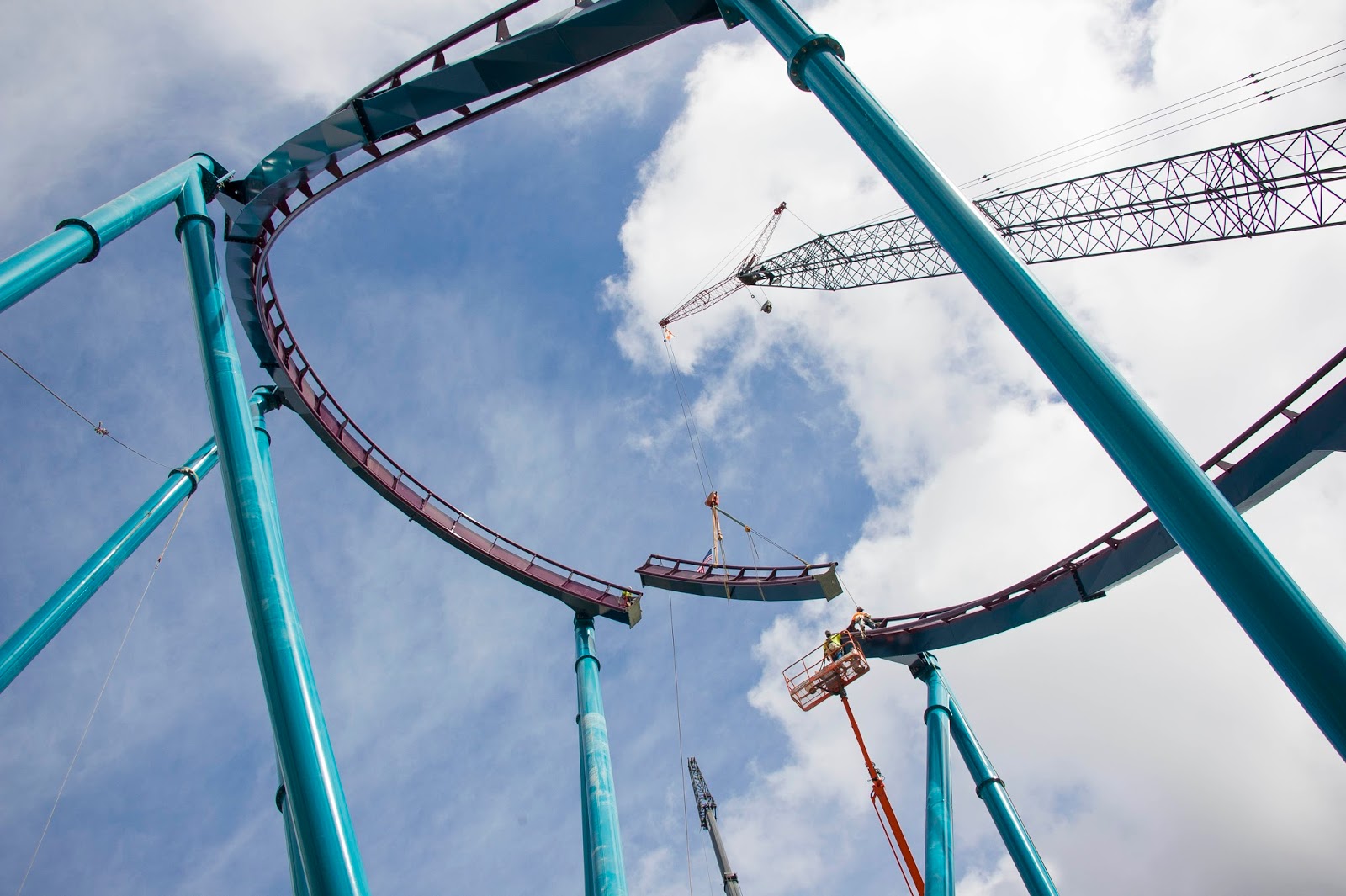 NewsPlusNotes: SeaWorld Orlando Completes Track for New Mako Roller Coaster