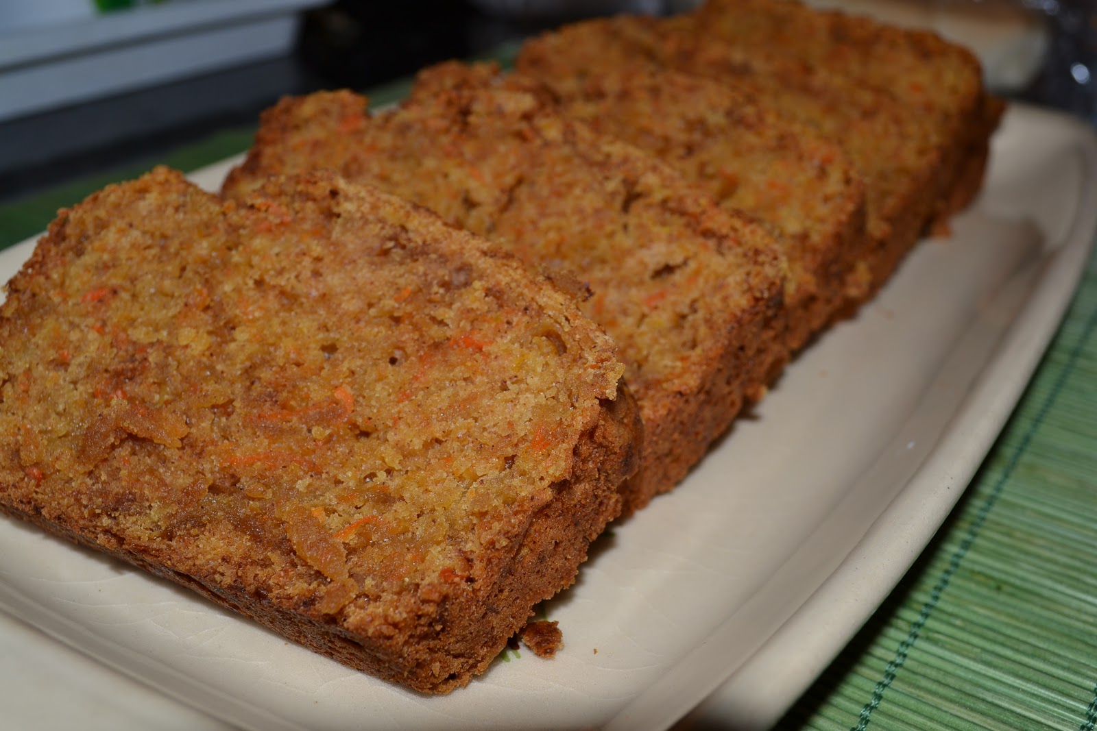 Myra's kitchen: Chec cu morcovi si mere (de post)