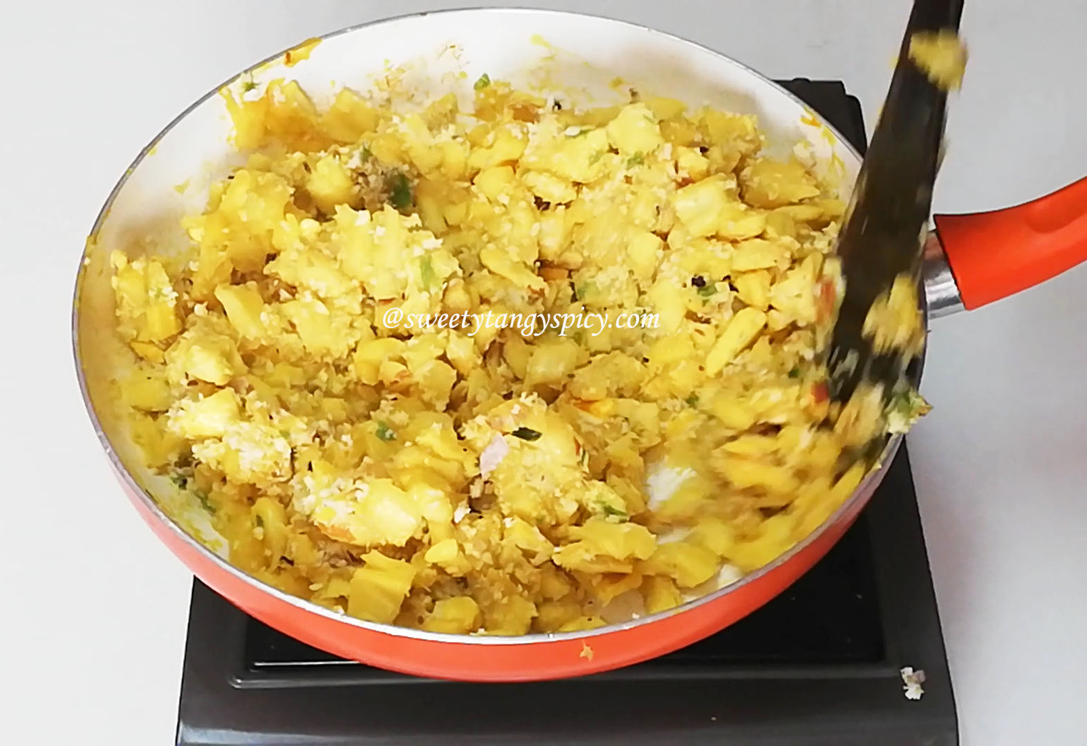 Finally, open the lid and drizzle one teaspoon coconut oil.