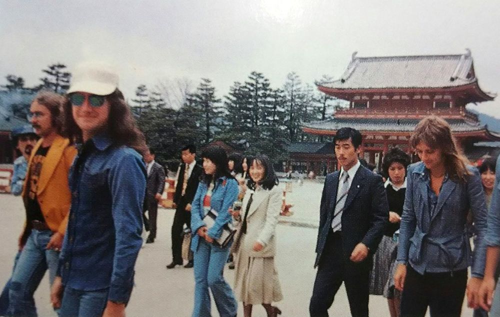 34 Candid Color Photographs of Queen’s First Visit to Japan in 1975 ...