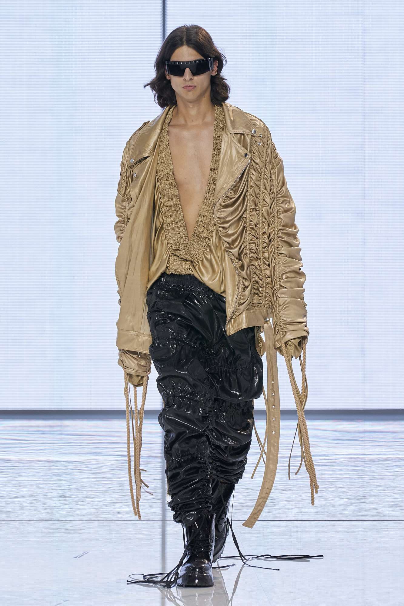 Balmain regresa al blanco y negro, el volumen y el exceso en su ...