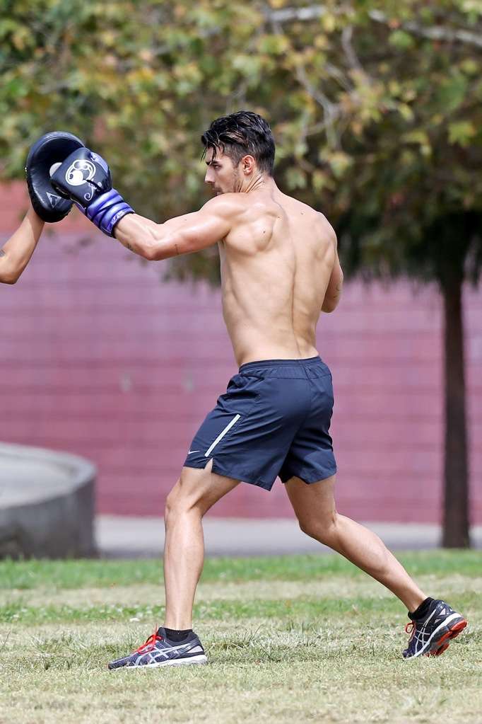 WE LOVE HOT GUYS: Joe Jonas Shirtless Boxing