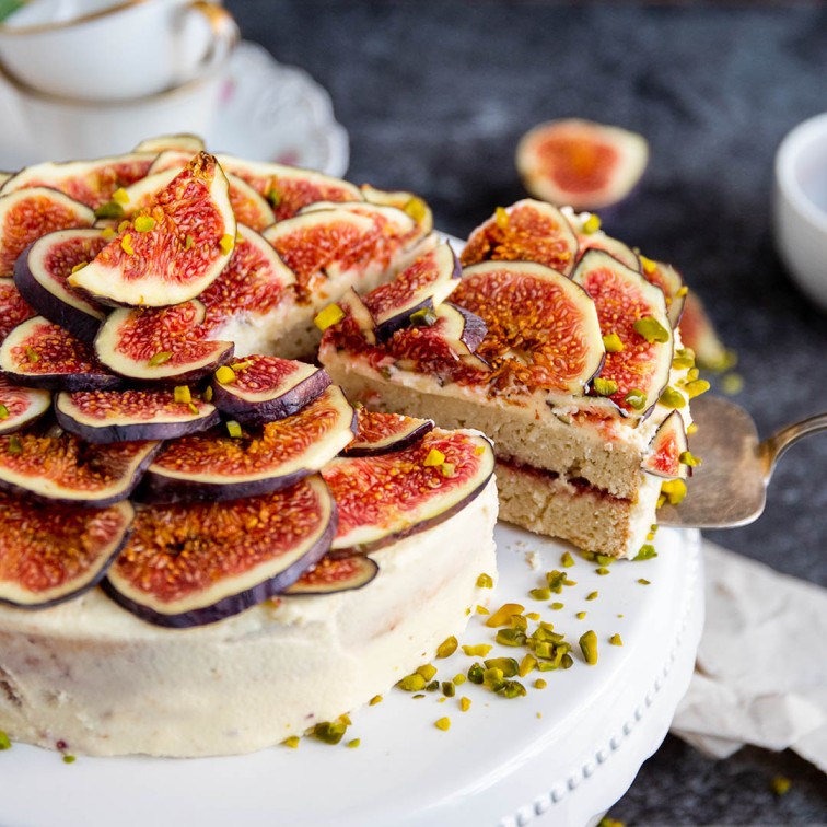 Low-carb & keto fig and coconut cake