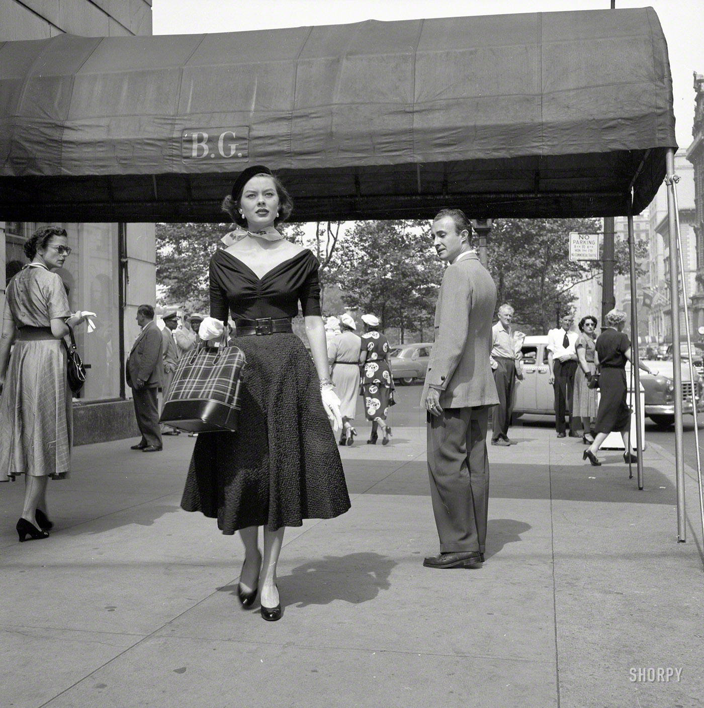 Head Turners: Photos Show People Looking at Fashion Model Doris Erwin ...