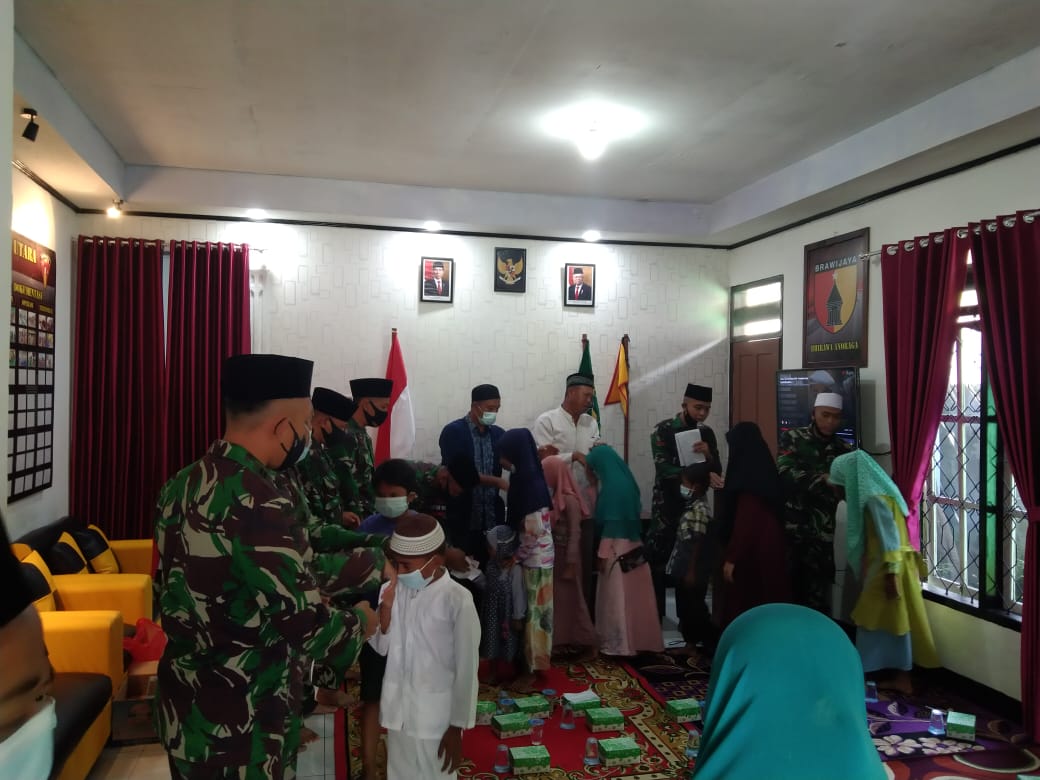 Satgas Yon Armed 8/105 Tarik Berikan Santunan Kepada 30 Anak Yatim ...