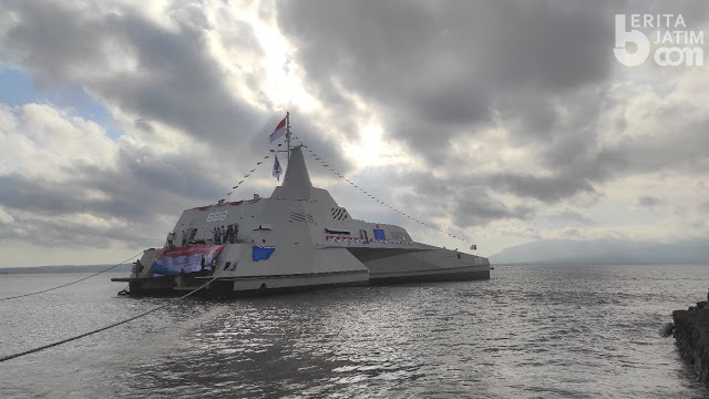 AAG_th บันทึกประจำวัน: อินโดนีเซียทำพิธีปล่อยเรือเร็วโจมตีใหม่ลงน้ำ KRI ...