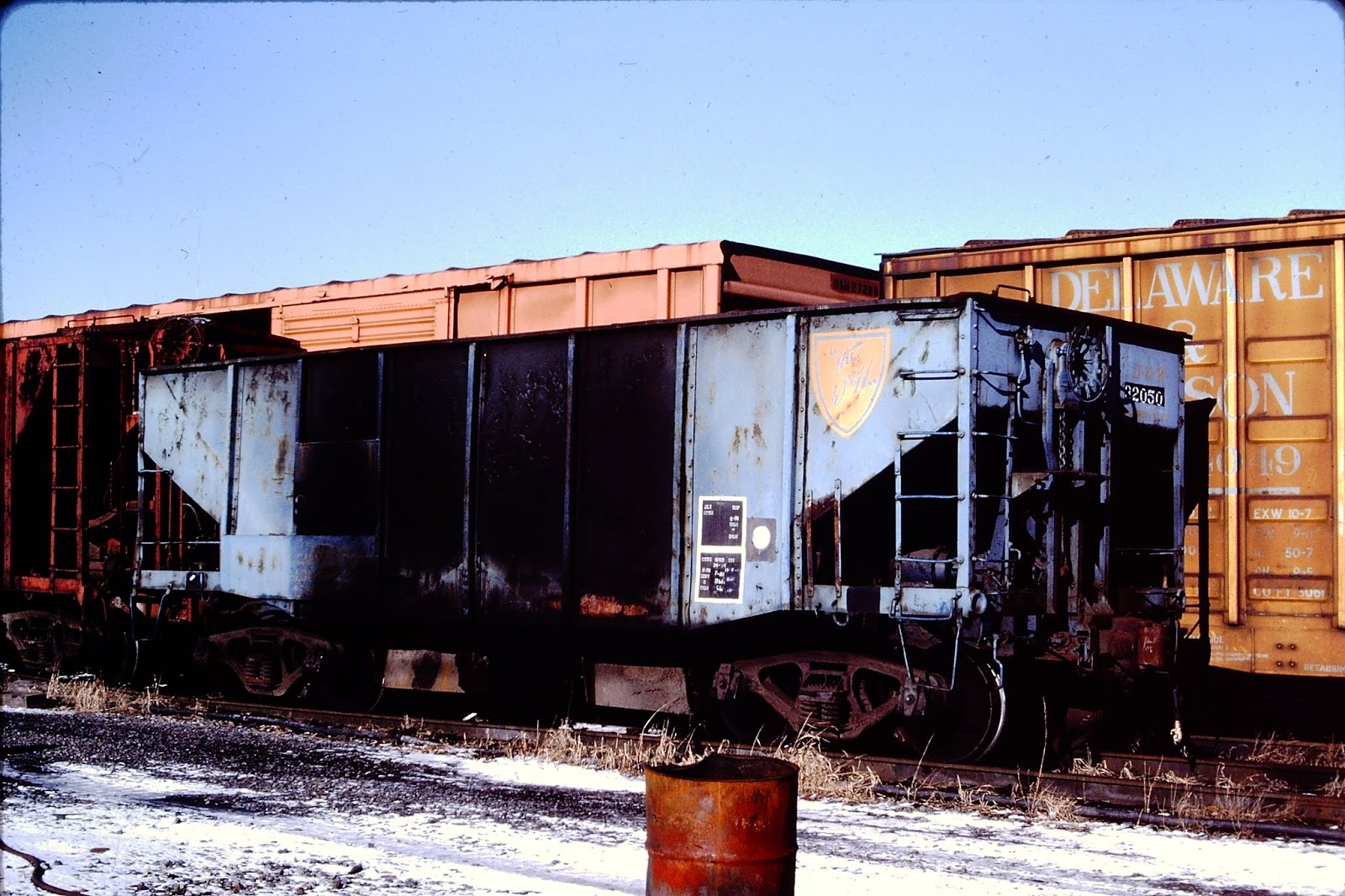 D & H "Colonie Main" layout: D&H's blue "Glass service" hoppers