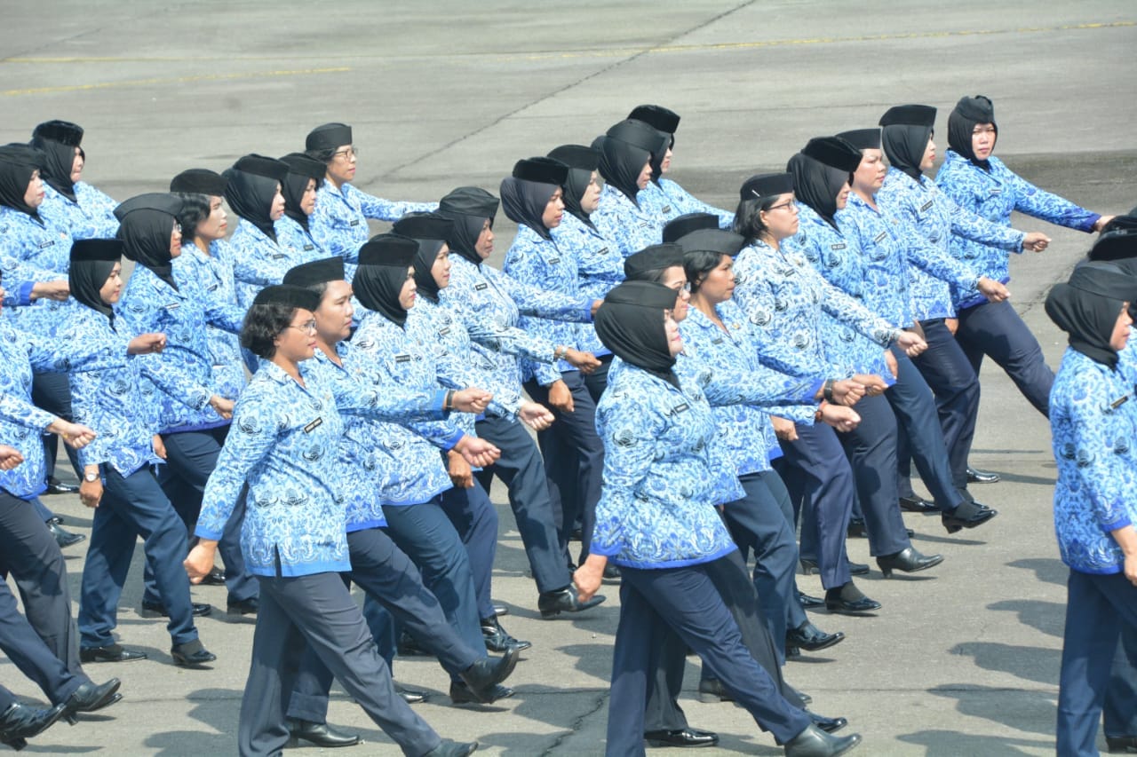 PNS TNI Gelar Parade dan Defile di Upacara Peringatan HUT TNI ke-73 ...