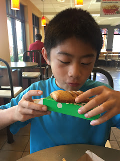 Ethan & Jaden - Life & Experiences: Ethan's first burger!!