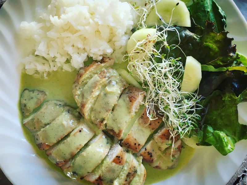 Pechugas de pollo con crema de cilantro - Delirios de Cocina