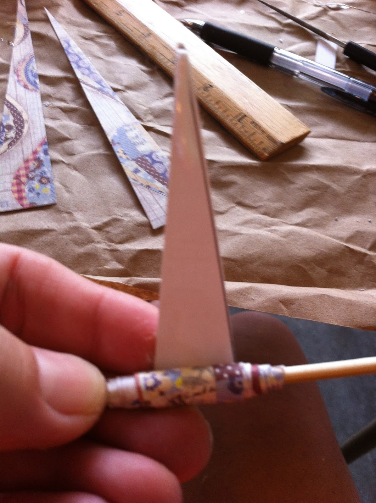 AptToCraft: Paper, glue, skewers...Voilà! Paper beads!