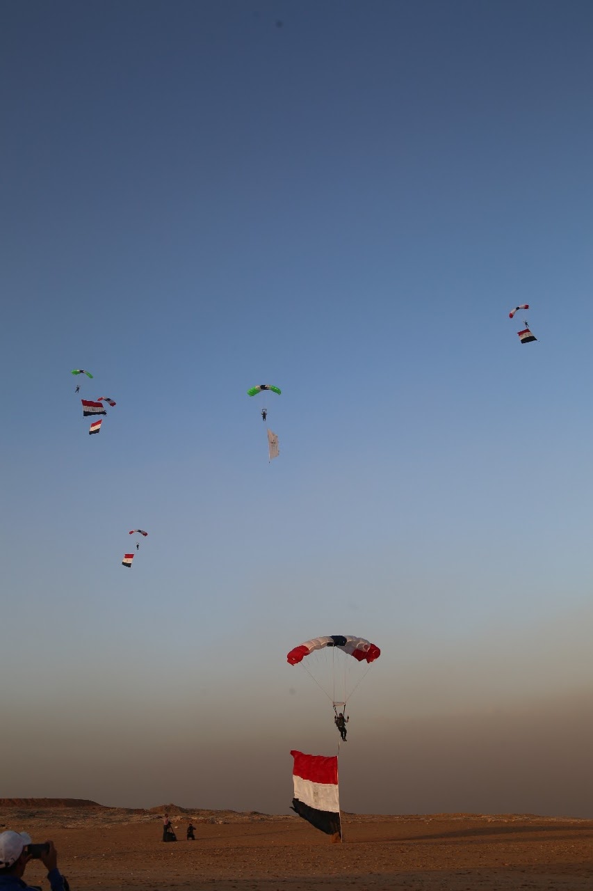 Pictures of the pyramids parachute show attended by the Egyptian ...