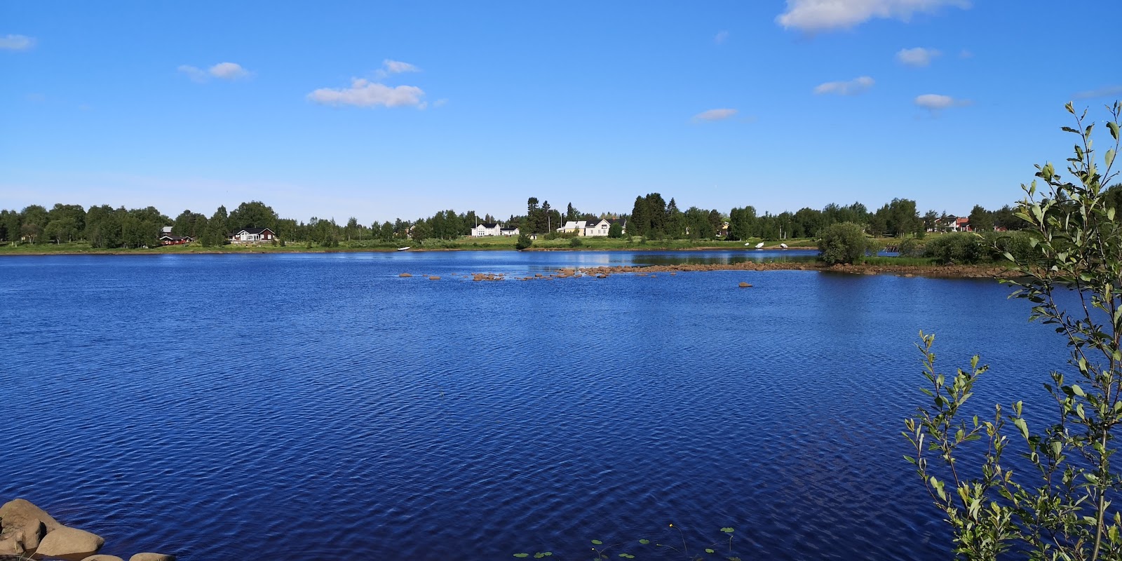 VARJOISTA VALOON: Iin Vanha Hamina puutalokortteli ja jokivarsimaisemia