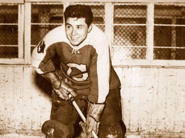 La vie est une puck: Fred "Chief Running Deer" Sasakamoose