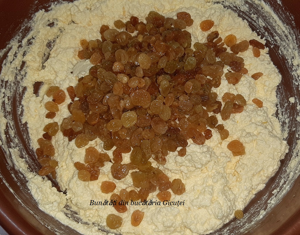 Prajitura/pasca cu blat gen pandispan - Bunătăți din bucătăria Gicuței