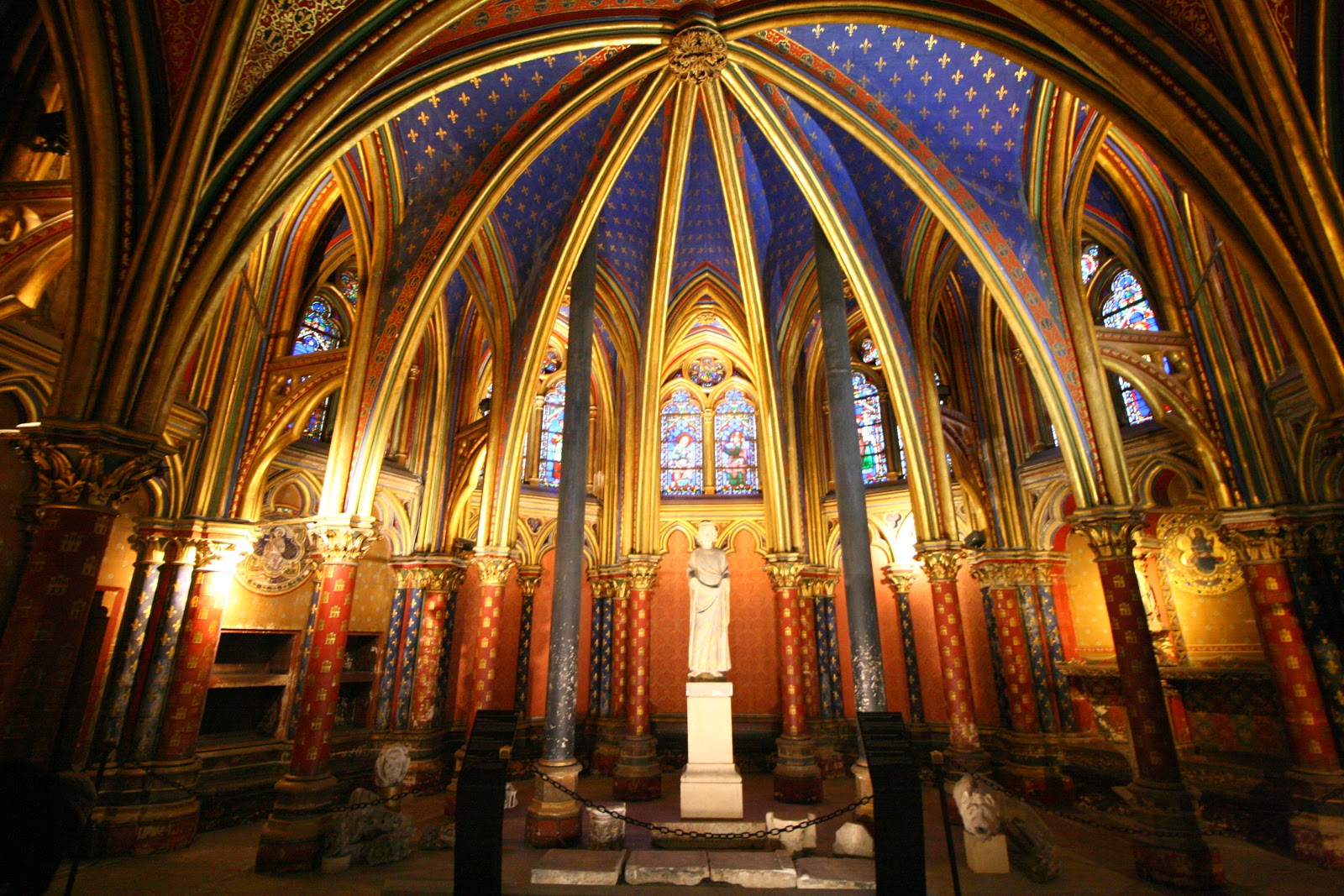 To Be Two Bee: [巴黎] 三百六十度環繞的彩繪玻璃窗 宗教的力量可以滴水穿石. 巴黎聖禮拜堂 La Sainte-Chapelle