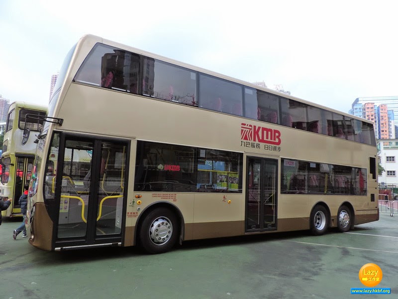 GD605、SU7248在沙咀道遊樂場出席一活動，同場亦有多部遙控車展示。 - Lazy工作室