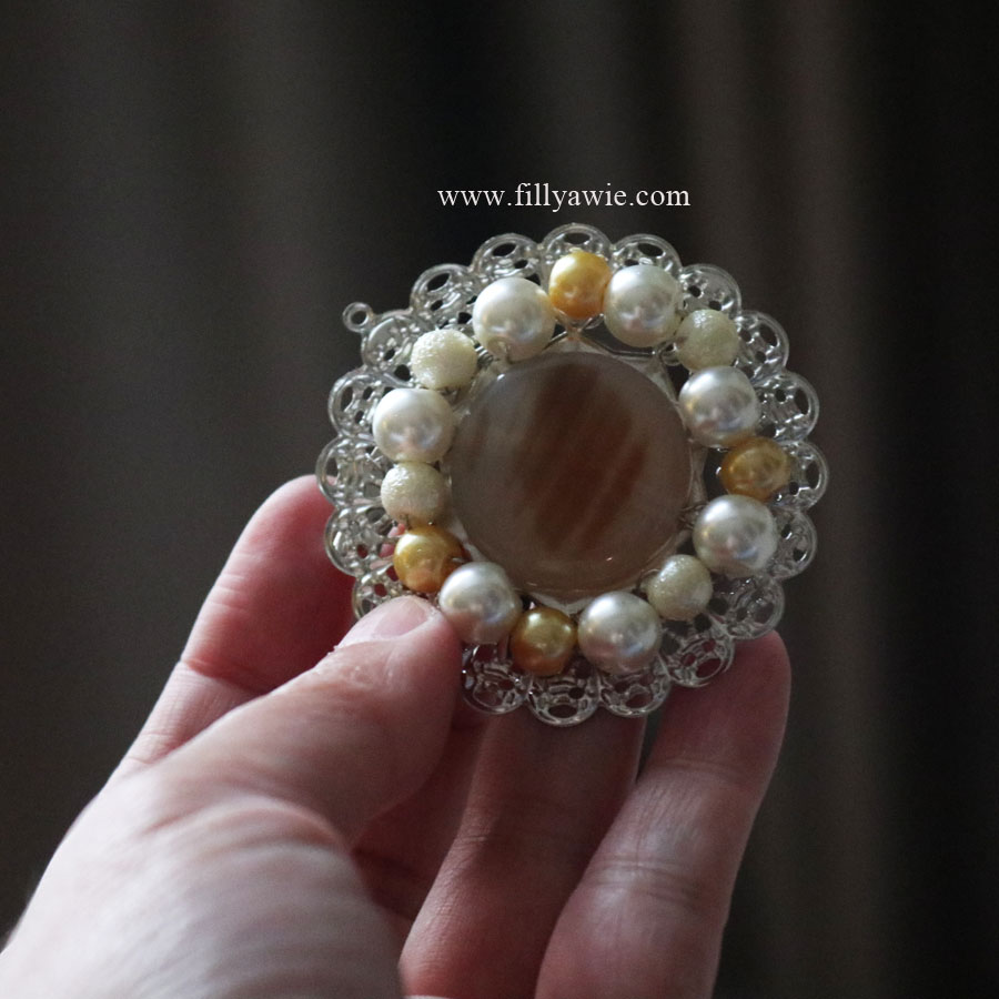 Cara Membuat Bros dari Manik-Manik dan Mutiara Sintetis | Fillyawie ...