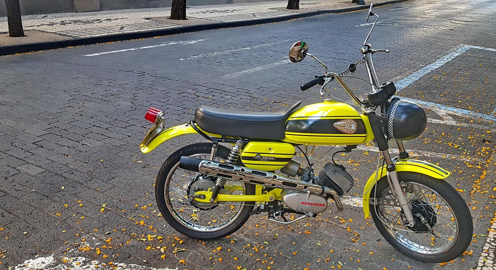 uma mota clássica - Funchal Daily Photo