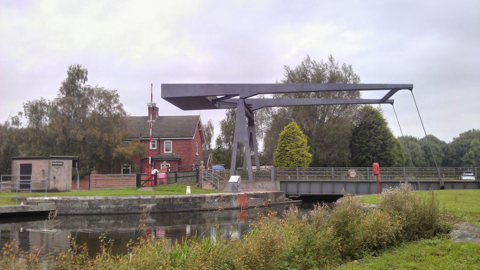 Moonshine : Sykehouse Lift Bridge and new Blue Lights