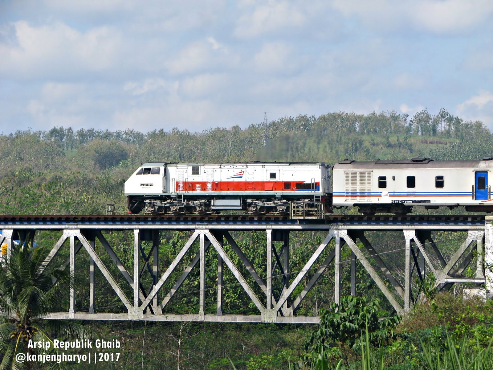 Kereta Api Indonesia: Almarhum Lokomotif CC201 83 49 (130 R) Dimasa Hidupnya Ketika Menarik ...