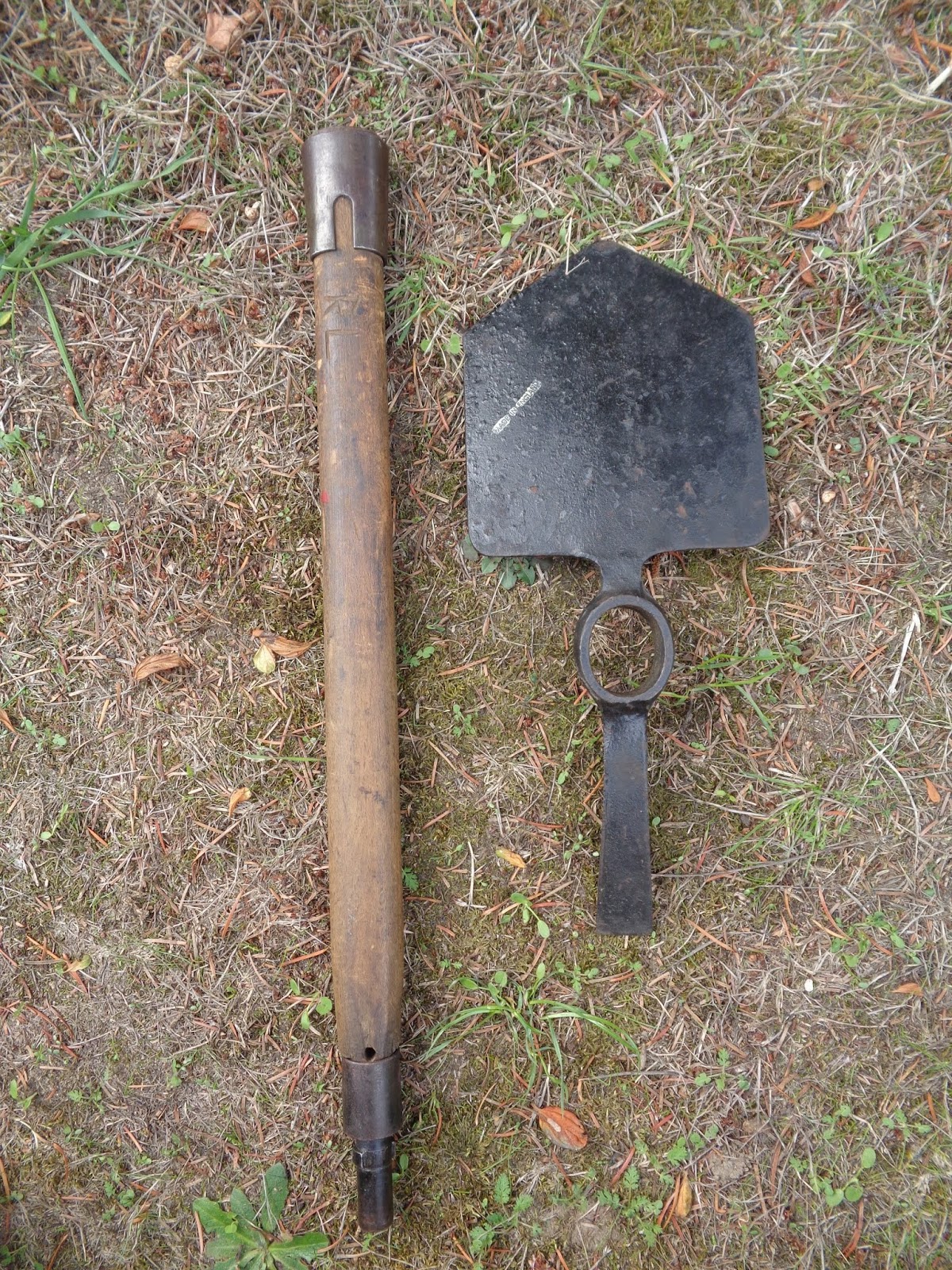 Four Bees: British Entrenching Tool, WW2, "Implement Entrenching ...