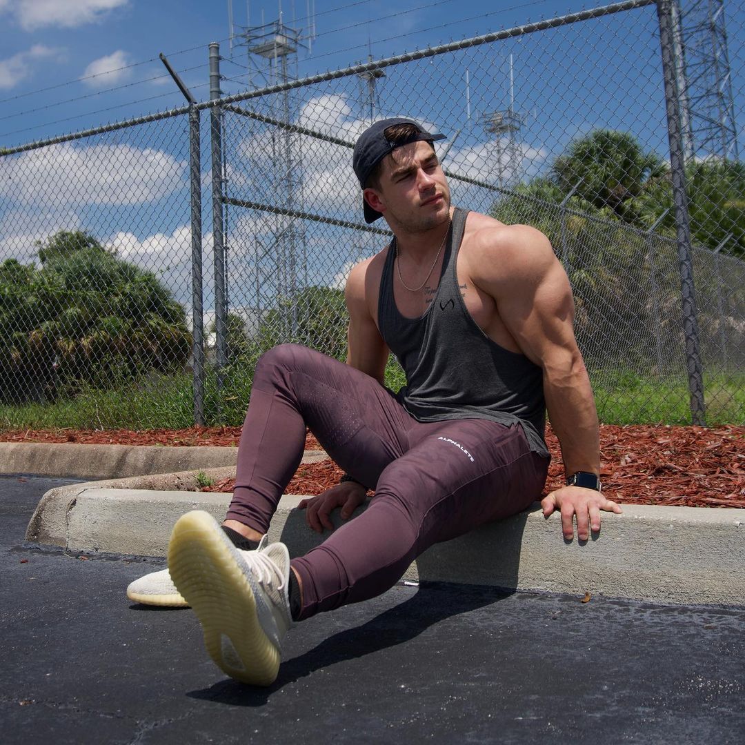 FITNESS INFLUENCER – ALEX GIBSON – Monday XYZ