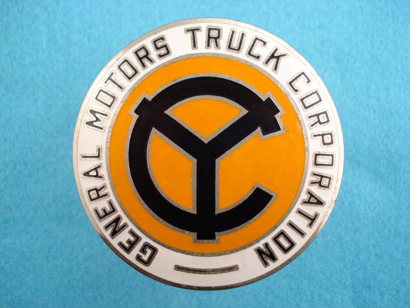 American Auto Emblems: YELLOW COACH/GM COACH
