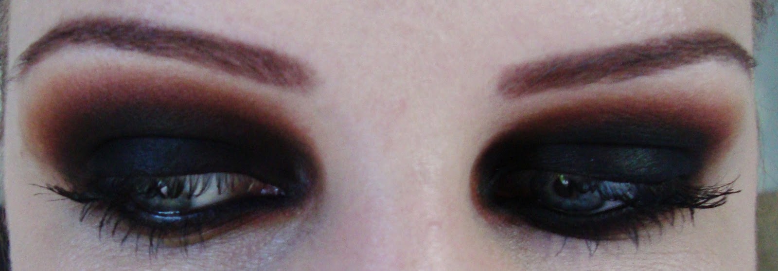 MakeUp By Mariana Stähelin: Tutorial: Maquiagem preta bem carregada.