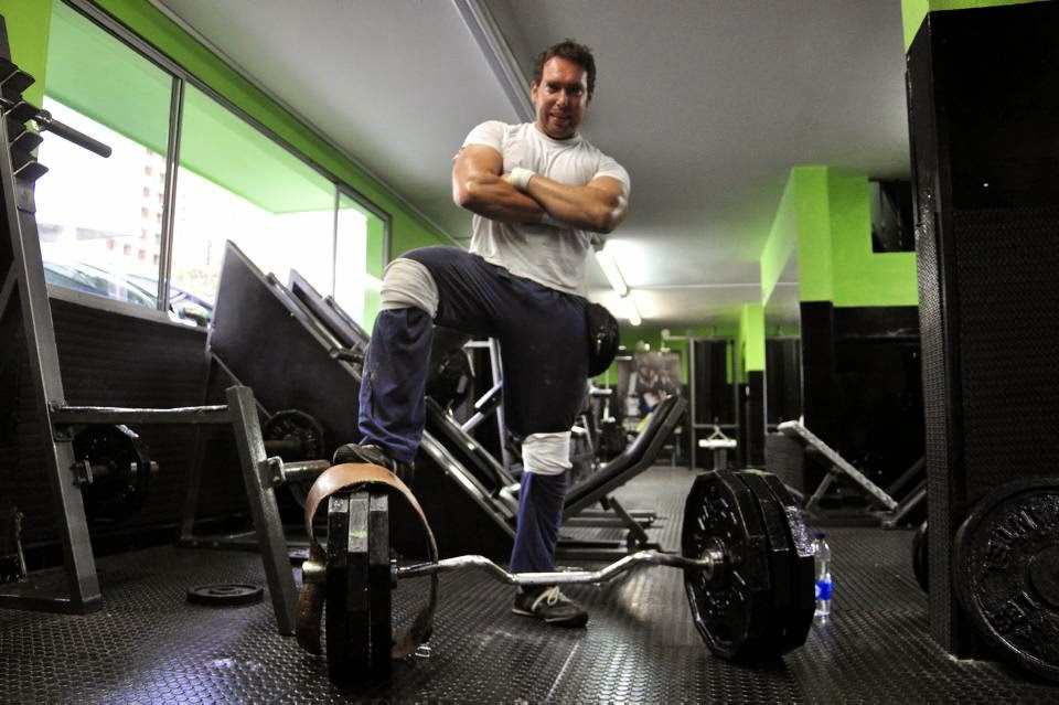 DE FLACO A MUSCULOSO, DE LA CLÍNICA AL GIMNASIO