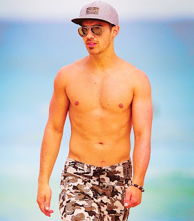 Jonas Brothers the best: Nuevas fotos Joe Shirtless! OMJ!