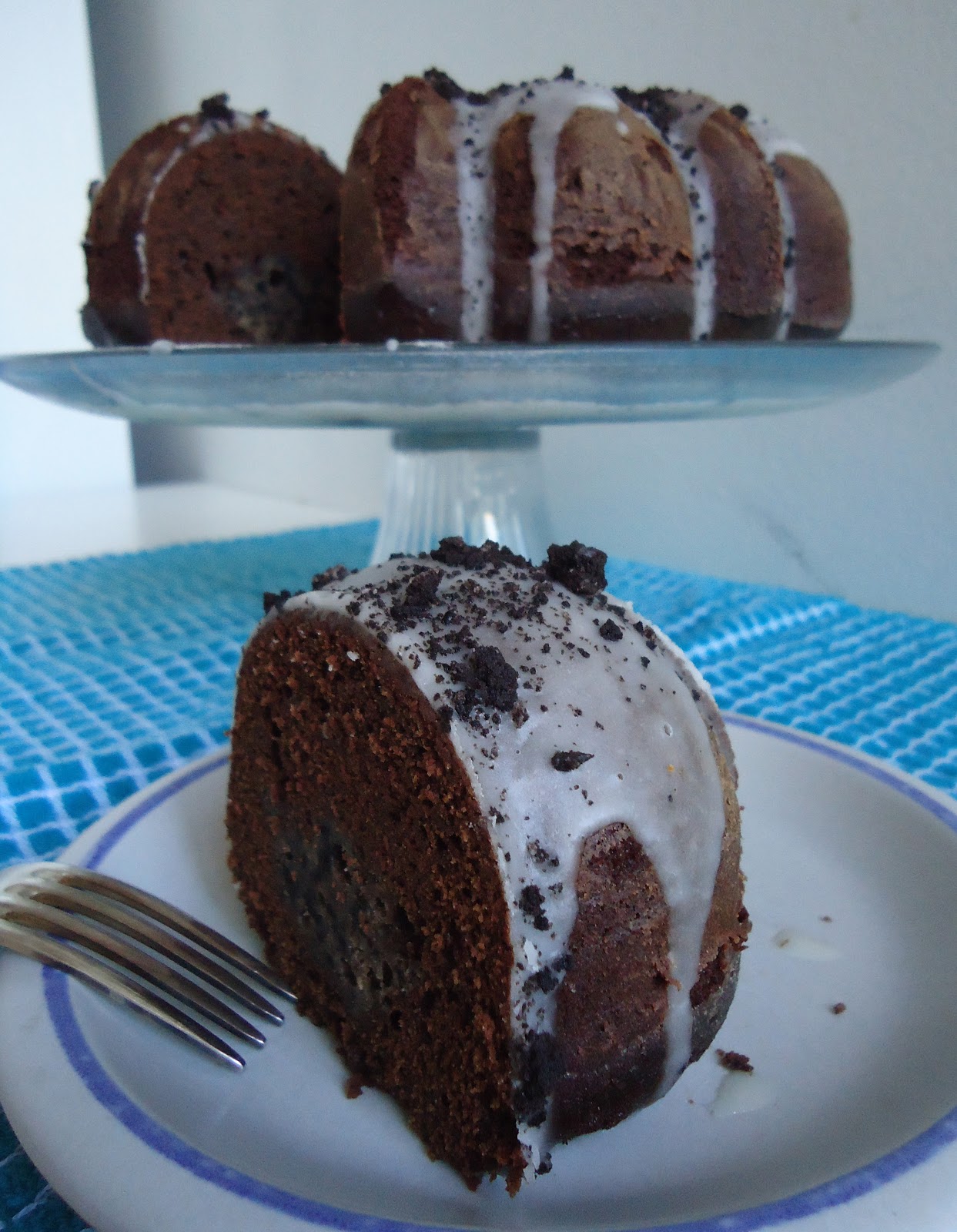 Eat, Run, Read: Cake of the Week: Oreo-Stuffed Chocolate Bundt Cake