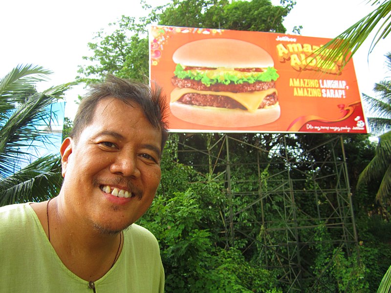 GET IN MY BELLY!: Jollibee's Amazing Aloha Burger is BACK!