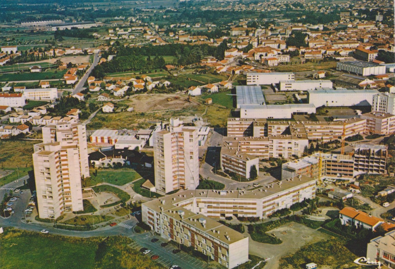 Un Paysage Moderne: MONTBRISON - Piscine, Cité du Foret.