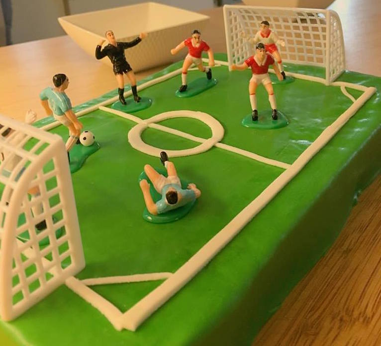 Mon gâteau d'anniversaire terrain de foot!!
