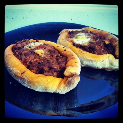 Barcas de pan con boloñesa