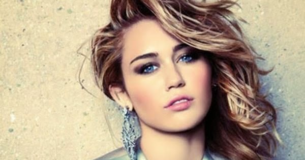Beautiful blue dress on Miley Cyrus | Luvtolook | Virtual Styling