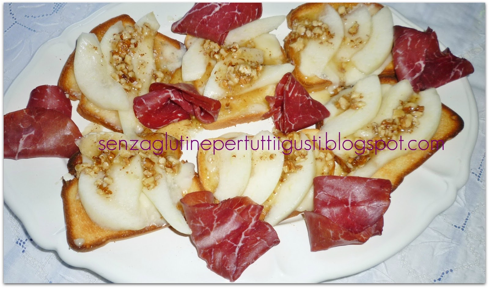 Antipasto di formaggio e pere con miele e fiocchi di bresaola da Senza ...