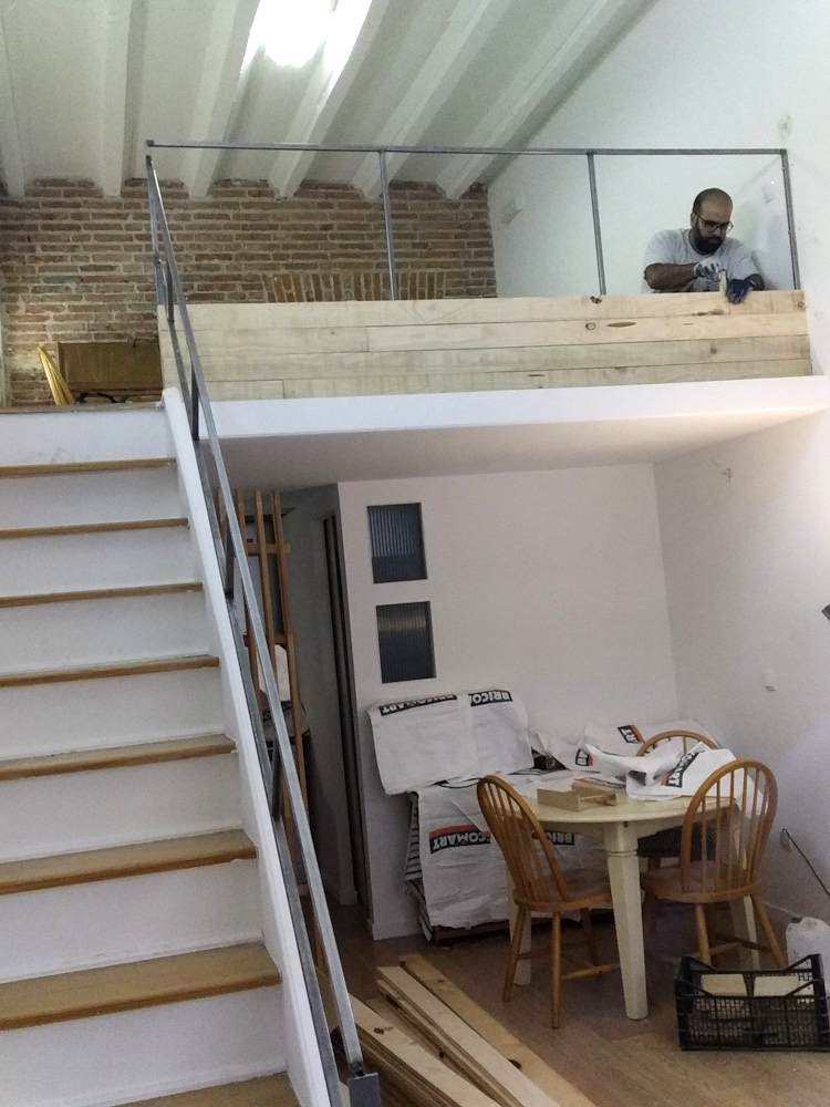 Cómo hacer una barandilla de madera para escalera y altillo