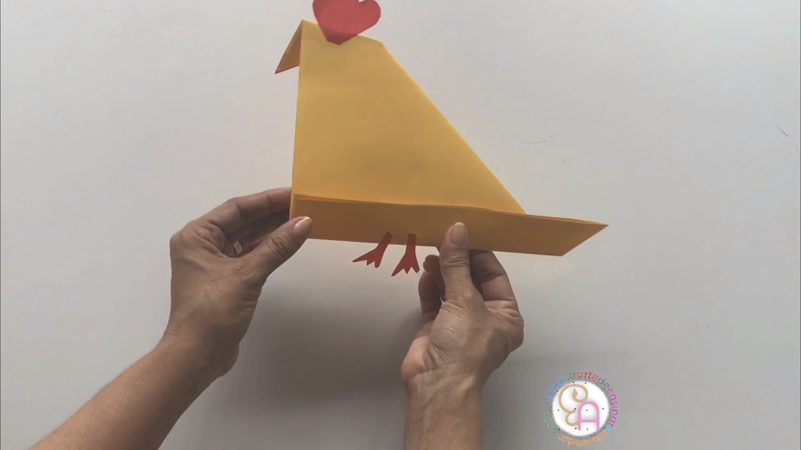 ARTE MANUAIS - DOBRADURA DE PAPEL (GALINHA) - A Arte de Ensinar e Aprender