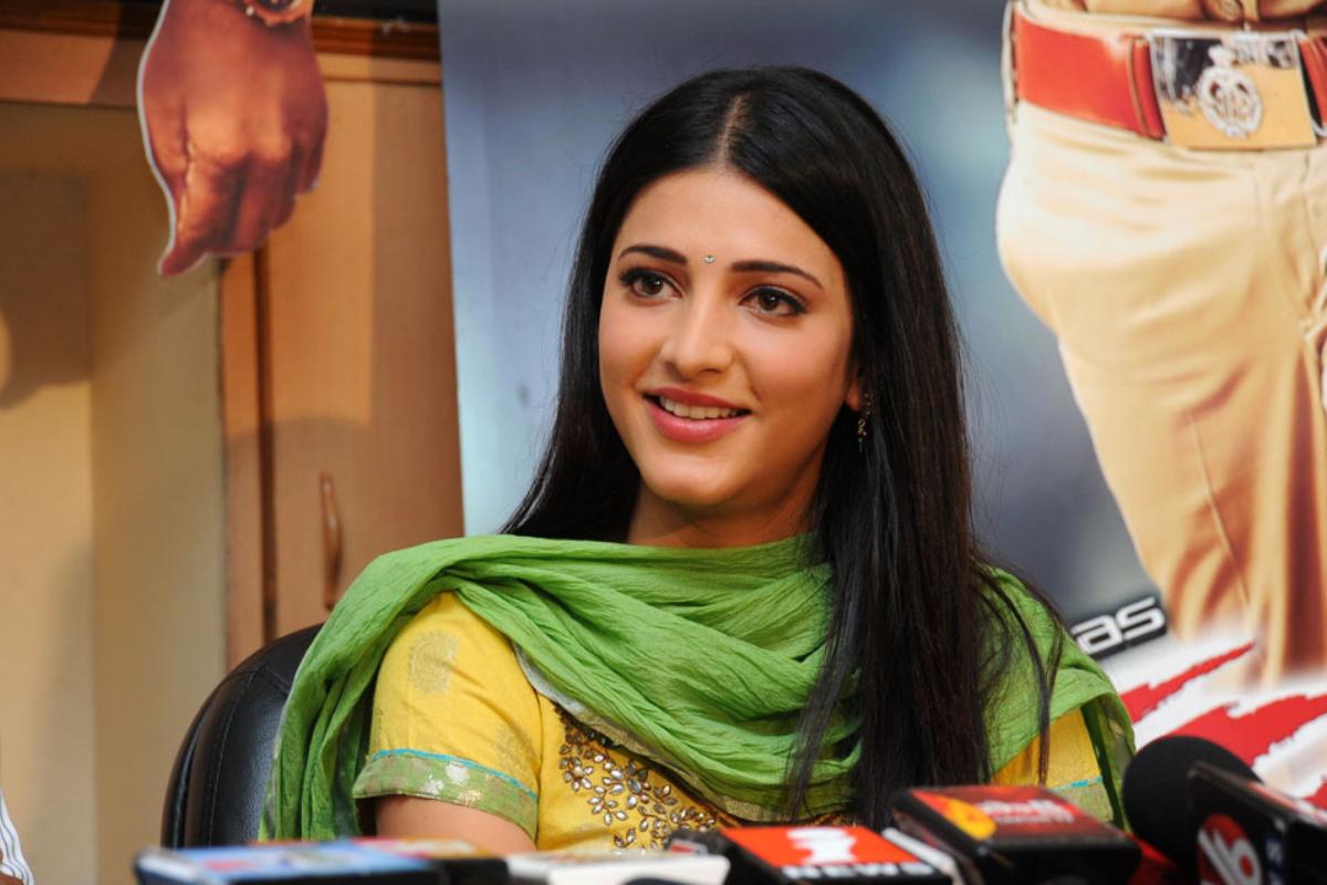 Shruti Hasan Gabbar Singh Stills Entertainment