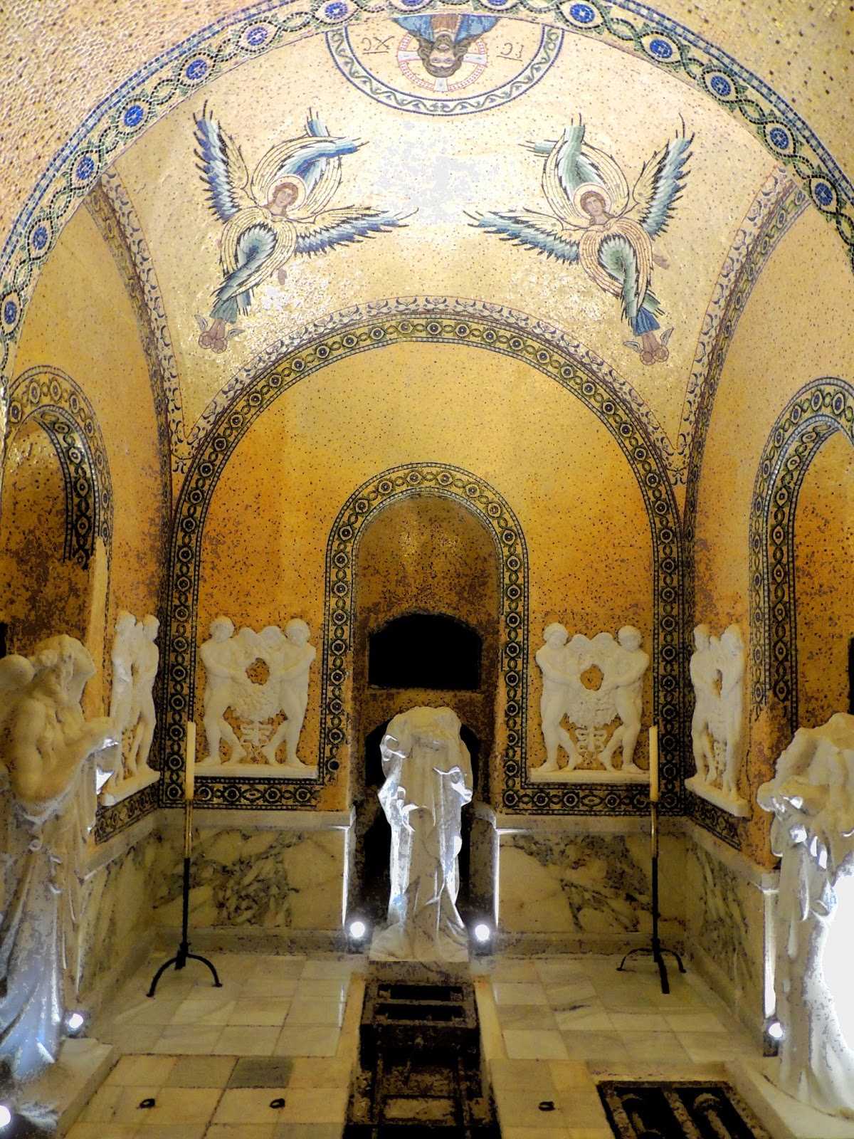 Jaén desde mi atalaya: La Cripta del Barón de Velasco en ARJONA