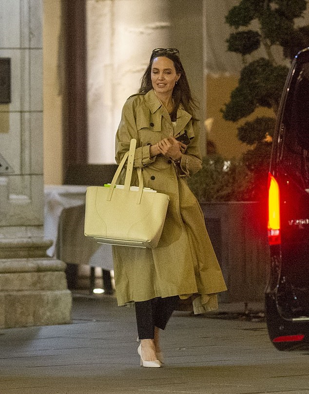 Angelina Jolie participa de jantar em restaurante grego em Londres