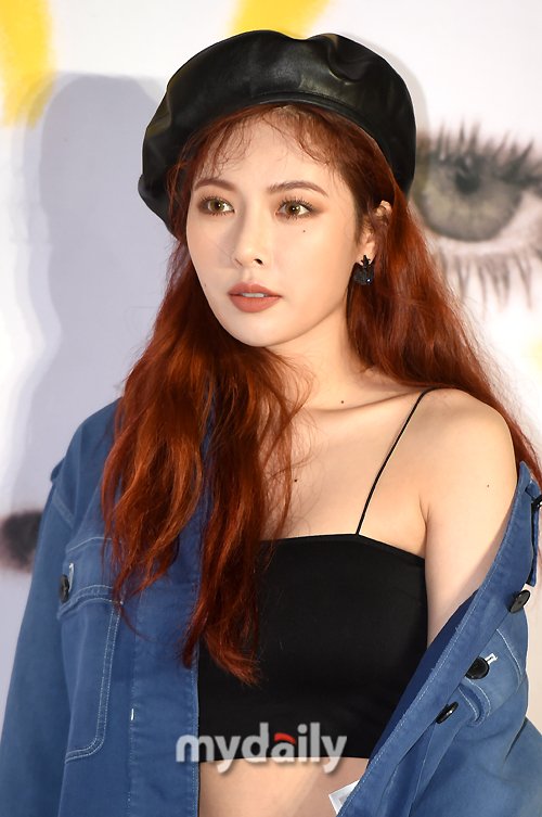 Hyuna attends 'Art of Color' exhibit