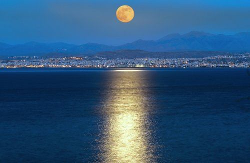 The passion of colors: full moon in Greece!