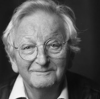 En frasco pequeño.: Una mesa es una mesa. Peter Bichsel.