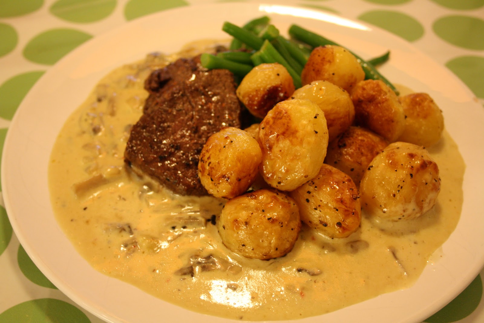 Indrefilet av okse med gratinerte nypoteter og soppstuing